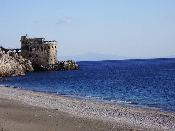 The defensive system of the coastal towers on the Amalfi coast - Locali ...